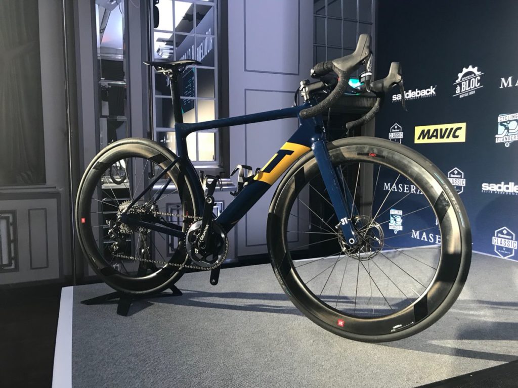 Le 3T Strada va servir sur un plateau d'argent Aqua Blue Sport