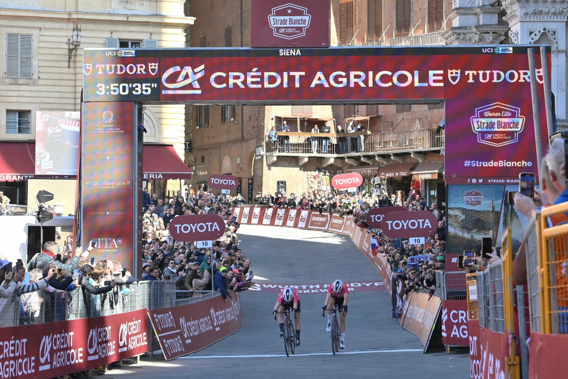 Demi Vollering remporte les Strade Bianche à la photo finish devant sa ...