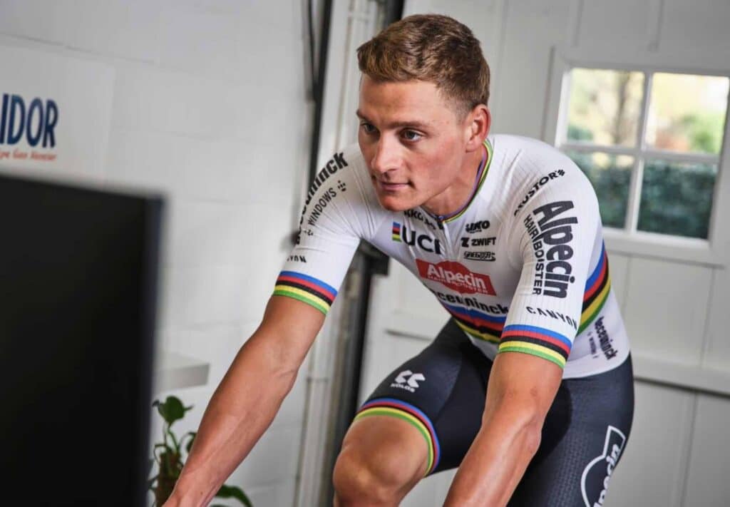 Milan-Sanremo : Mathieu van der Poel au départ de Pavie avec son ...