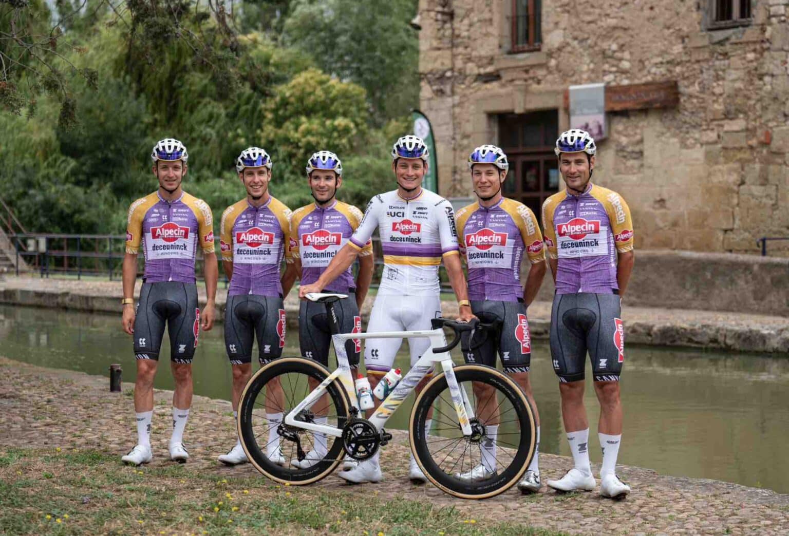 Alpecin-Deceuninck présente sa nouvelle collection "Merci Poupou"