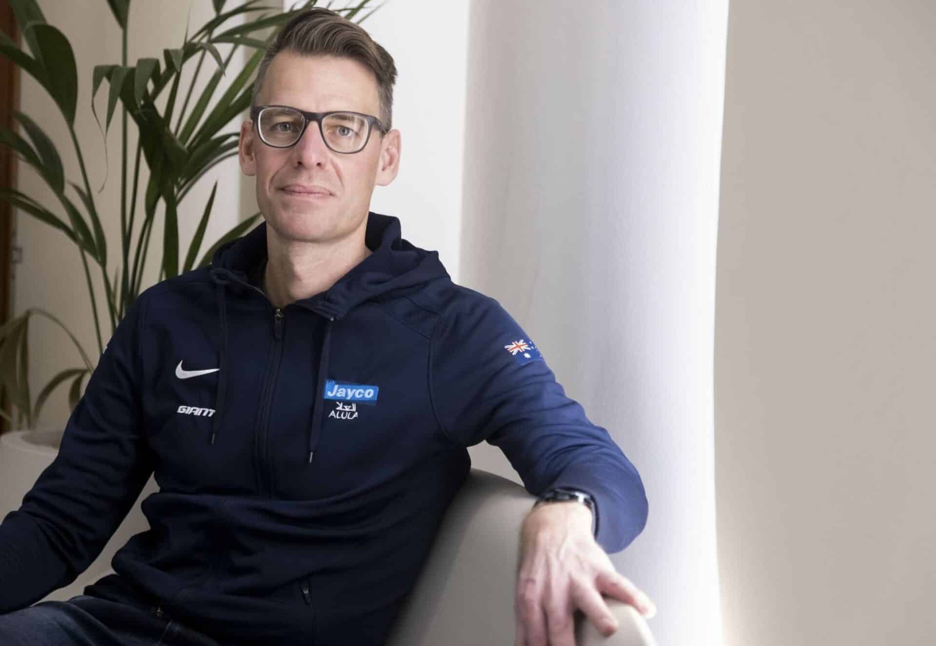 Christian Schrot, l'entraîneur de la Team Jayco AlUla, parle d ...