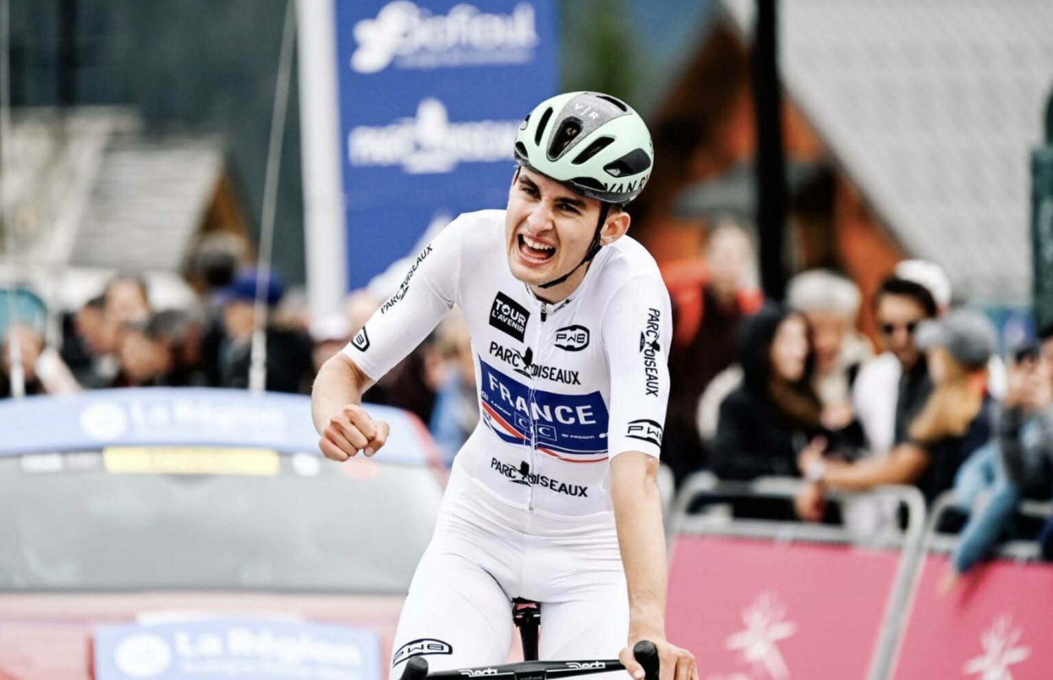 Paul Seixas remporte le Tour de l'Avenir 2025 en gagnant la dernière étape